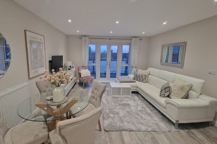 Luxury 2-bed Marina-view Apartment (Aylesbury) - Aylesbury