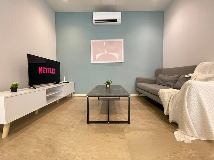 Chic 2br House 2 Min To Pavilion | Netflix | Wifi - Kuala Lumpur
