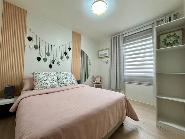 Cozy Romantic Staycation | Free Parking + Cityview - Taytay