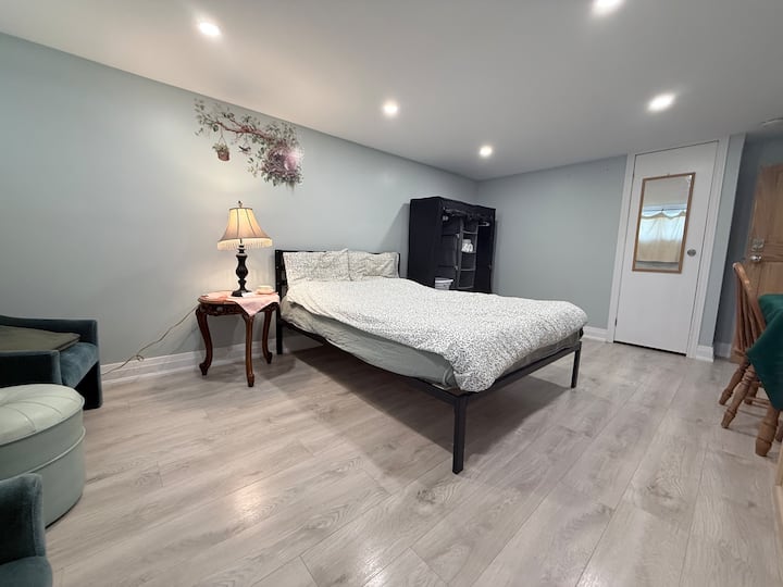 Ideal Bachelor Suite For Single/couples In Aurora - Aurora