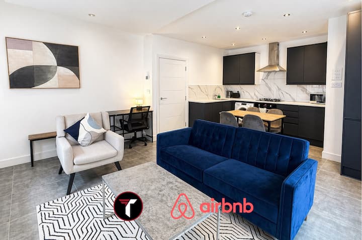 2 Bed 2 Bath Flat With Free Parking - Farnham
