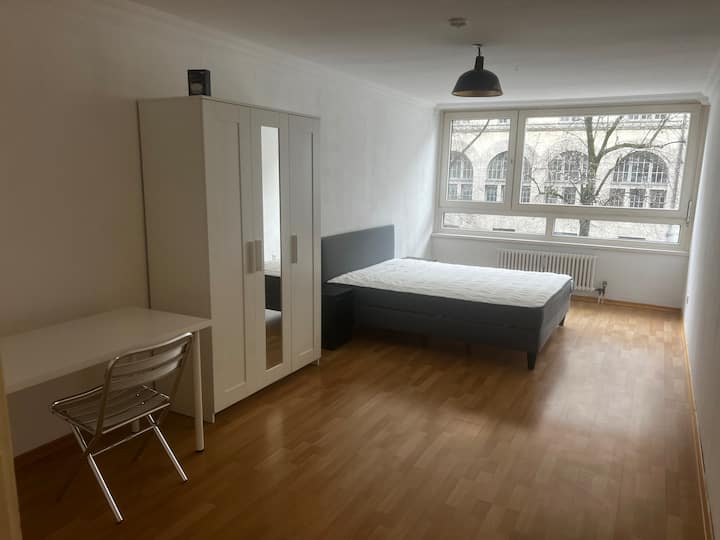 Gemütliche 2-zimmer Wohnung Mit Balkon. - Múnich