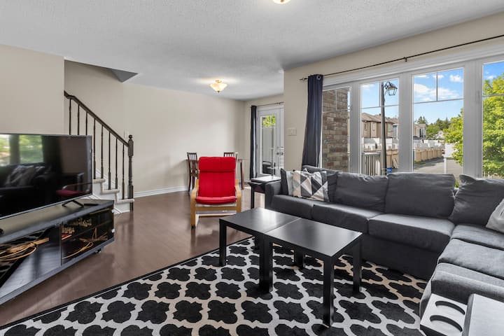 Make Yourself At Home! 2 Bed Plus Den W/balcony! - Kanata