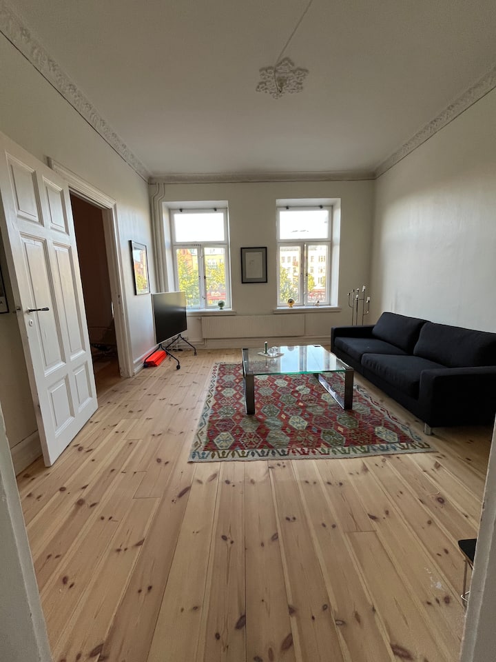 Rymlig Sekelskiftestvåa Centralt I Malmö - Malmö