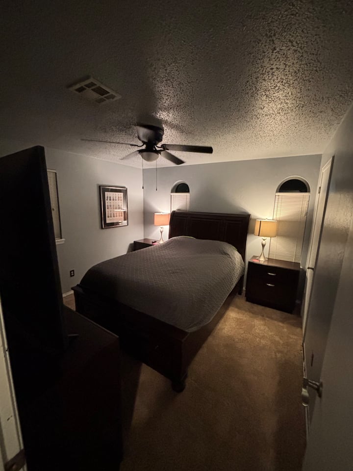 South Okc Hideaway 1bed W/office & Outside Space - Norman, OK