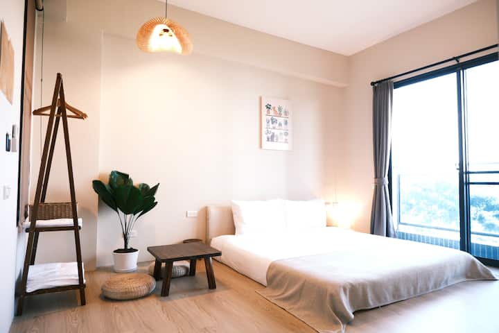 日光雙人房｜春喃日光 Whispring Inn｜恆春電梯民宿｜數位遊牧・綠植・貓｜24小時自助入住 - 恆春