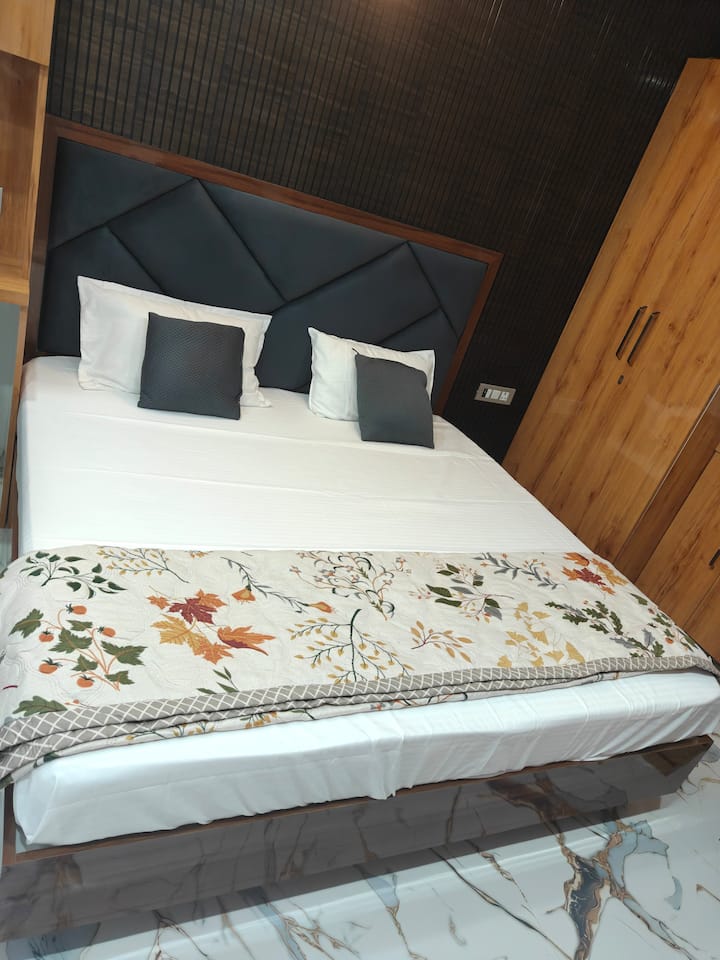 Crezy Location Of Lucknow - Lucknow