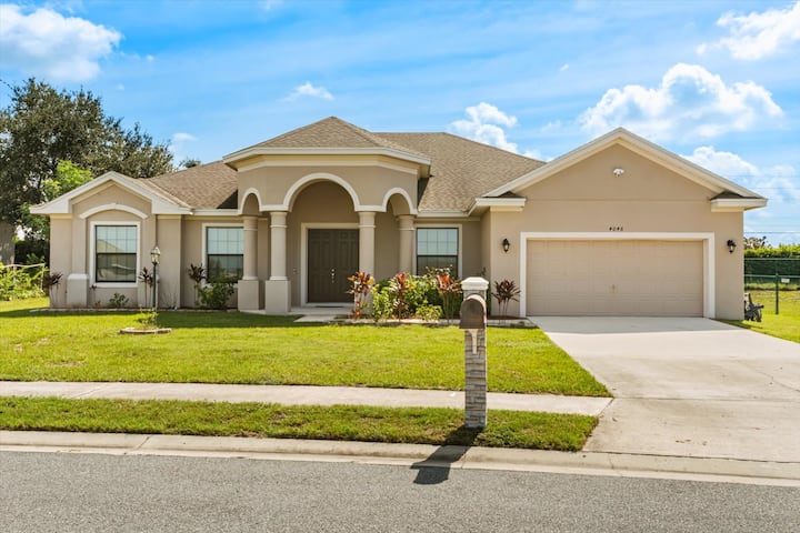 Modern Comfort 3br Retreat W Air Hockey & Foosball - Lake Wales, FL