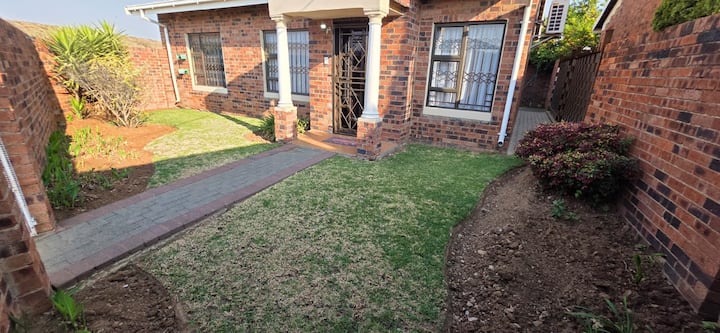 Elegant Apartment | Quiet Neighbourhood + Mall - Bloemfontein