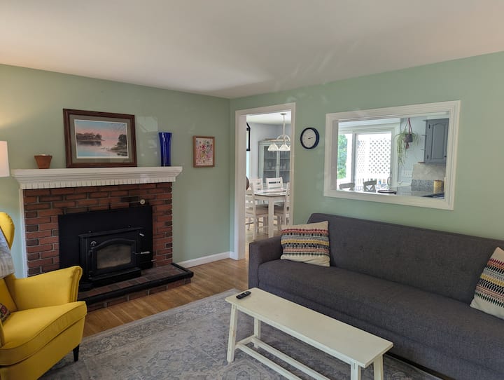 Family Friendly Classic Cape Cod Retreat Near Lake - Falmouth, MA