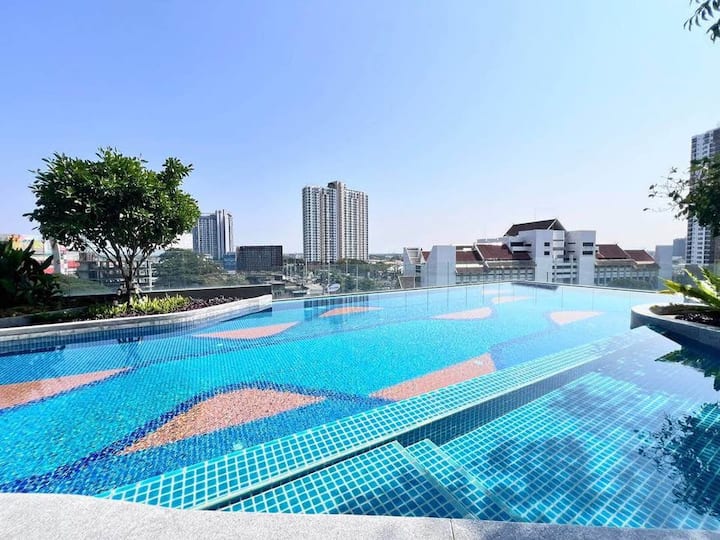 清迈市中心·尚泰Cf百货对面·尚思睿贝斯公寓·靓丽两卧两卫泳池景观 - Chiang Mai