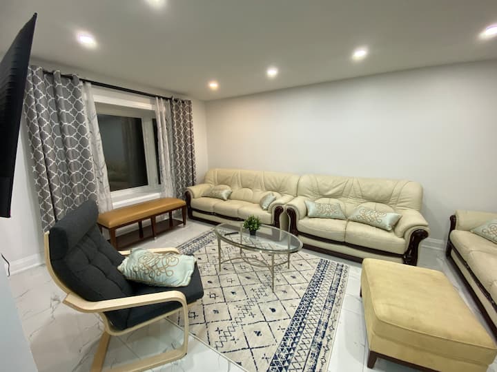 Delightful Retreat, W/ 5 King Beds - Brampton