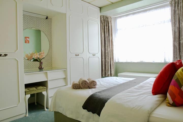 Traditional 3-bedroom Home- Contractors And Family - Dartford