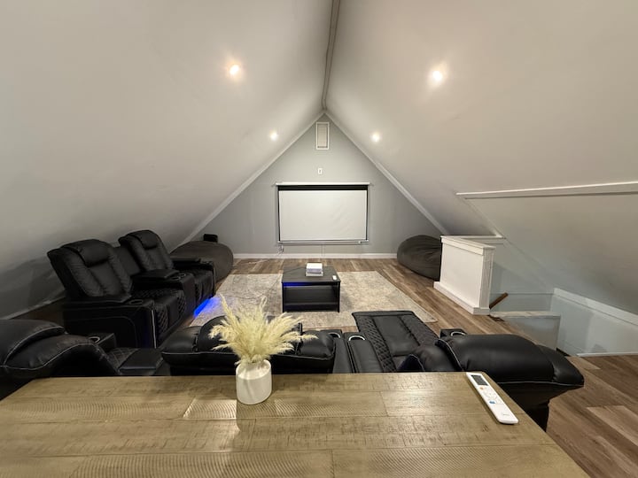 Unique 2 Story Apartment + Home Theater - Rochester, NY
