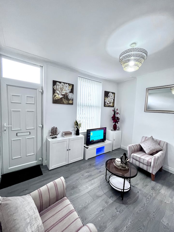 Homely Whittier Terrace
3 Bedroom House. - Nottingham