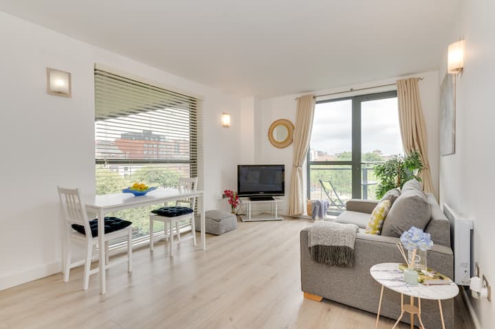 Stylish City Centre Apartment With Balcony Westone - Sheffield