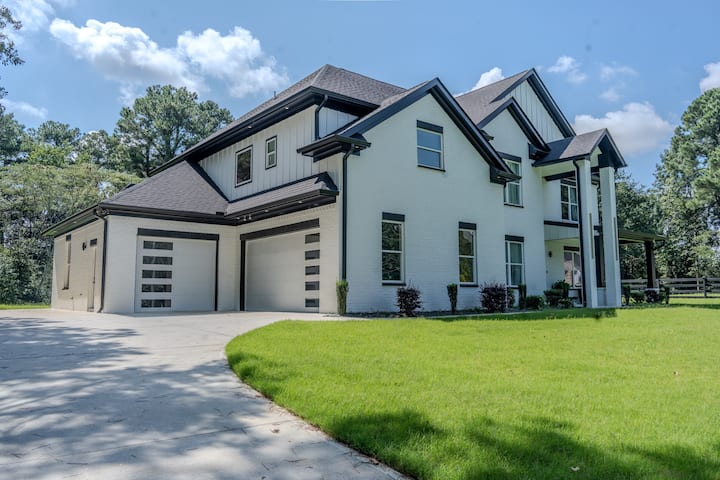 Stunning 4 Bd Lux Home Offering Comfort & Style - Suwanee, GA