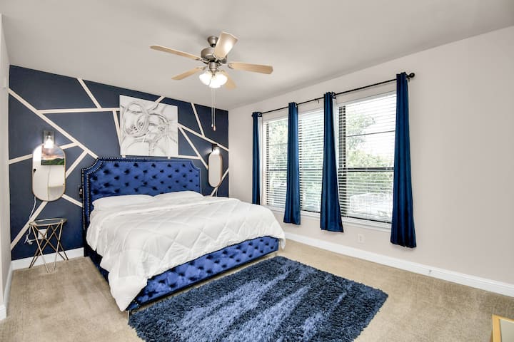 Elegant Navy & Gold Getaway Pool View Galleria - Sharpstown - Houston