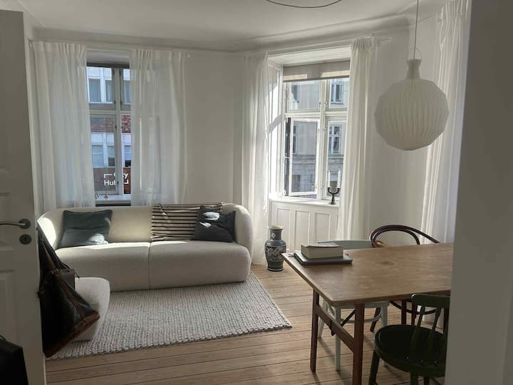 Rummelig 3-værelses Lejlighed På Vesterbro - Kopenhagen