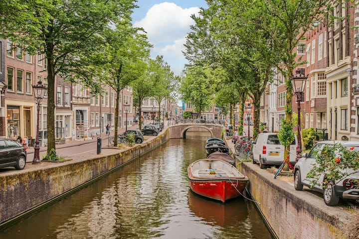 Bright Canal-front Retreat In Historic Building - Amsterdam