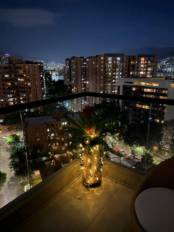 Luxury 2br W/ Balcony & City Views – El Poblado - Medellín