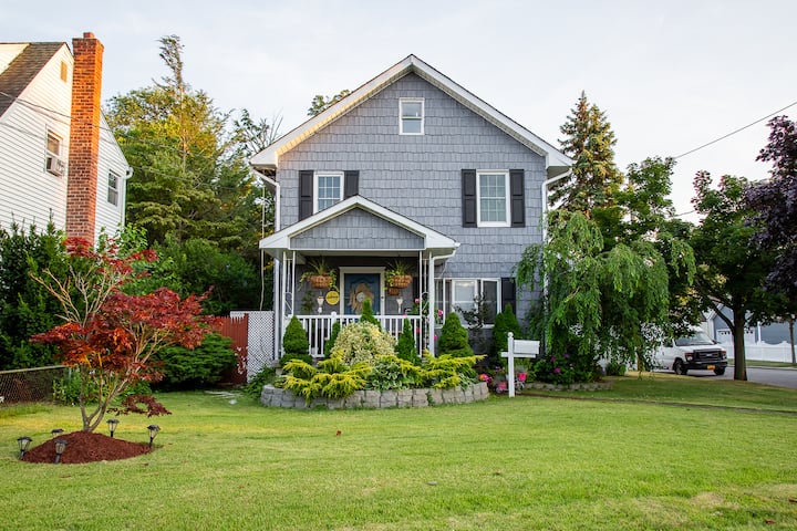 3 Floor Home 1.3 Miles From Ryder With 3 Bedrooms - Massapequa