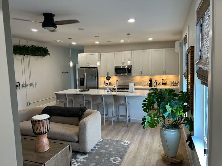 Botanical Bryn (33) - Real Plants - Free Parking - Cincinnati