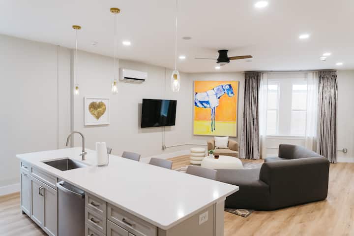 Blue Horse Bryn (22) - Free And Easy Parking - Cincinnati