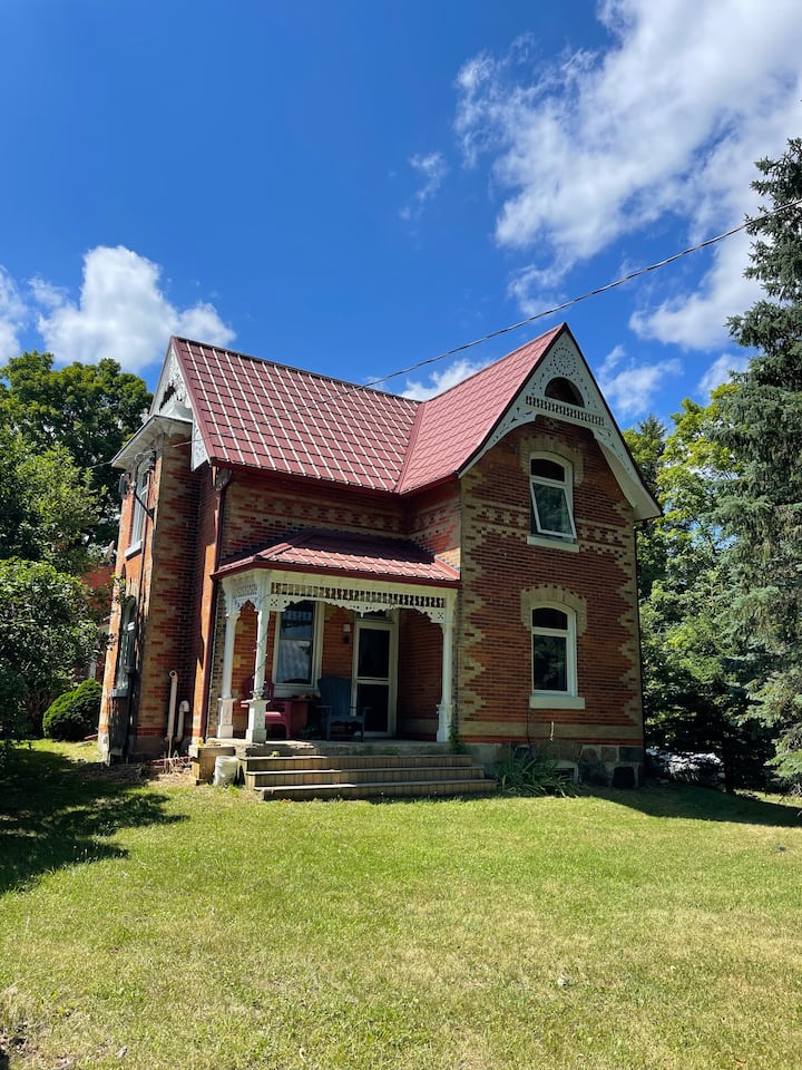 Mulmur Hills Victorian Farmhouse - Creemore