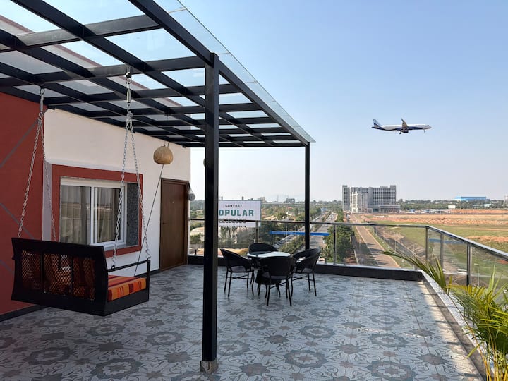 Runway Retreat | Rooftop Swing, Airport View - Aéroport Kempegowda Bengaluru (BLR)