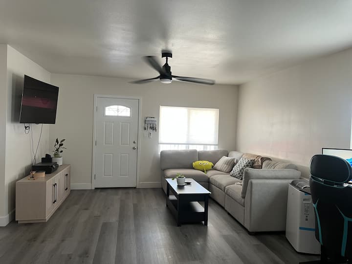 A Spacious, Comfy Home - Gardena, CA