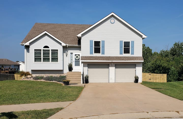 Oakwood - A Spacious Cul-de-sac Retreat - Platte City, MO