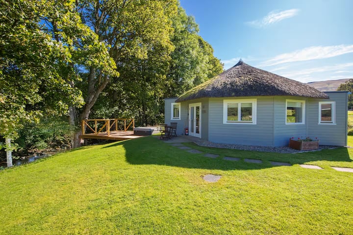 Pip Cottage. Thatched Cottage With Hot Tub - Loch Tay
