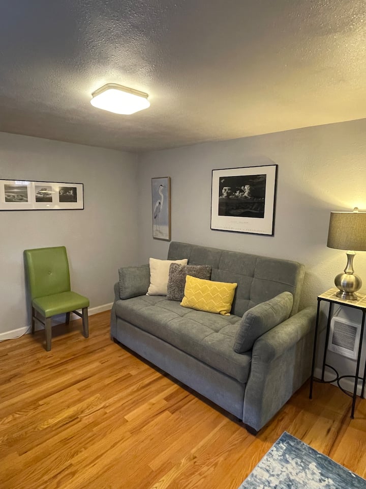 Stylish Comfort Walkable To Downtown Loveland - Loveland, CO