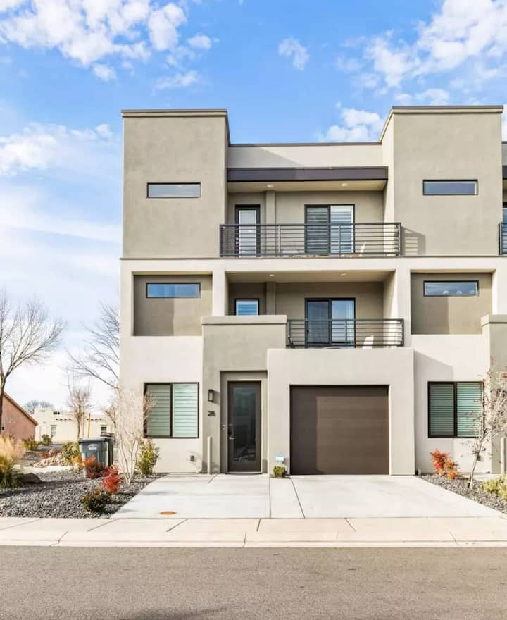 Spacious 5br Resort Waterpark Access Sleeps 16 - St. George, USA