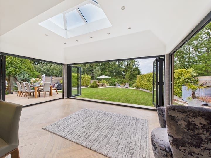 3000 Sqft Riverside Home | Hot Tub + Mooring - Reading