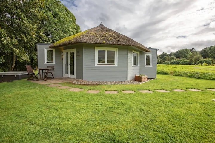 Willow. Stunning Thatched Cottage With Hot Tub - Loch Tay