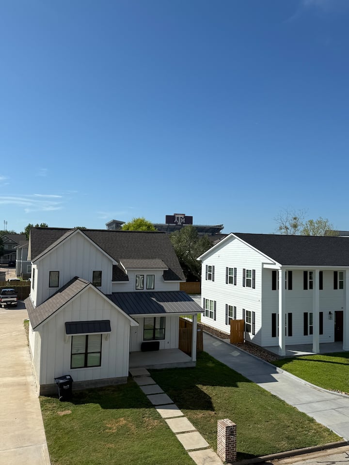 The Fidelity Manor - College Station, TX