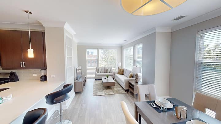 Family Friendly 2 Bed Plus Den In Deerfield - Highland Park, IL