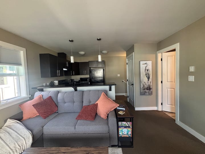 Island Retreat: Clean & Comfy 1-bedroom Suite - Langford