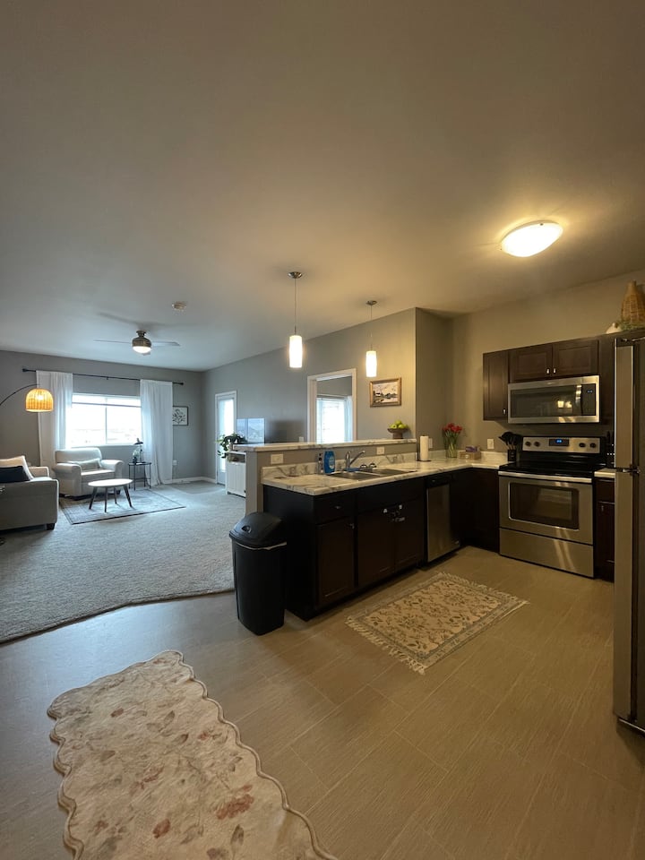 2br/2ba Retreat W/ Gym, Pool & Hot Tub Access - Sioux Falls, SD