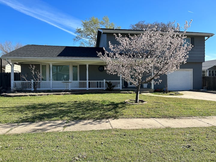 Room For The Whole Family! 4br, 2.5ba Wichita Home - Clearwater, KS