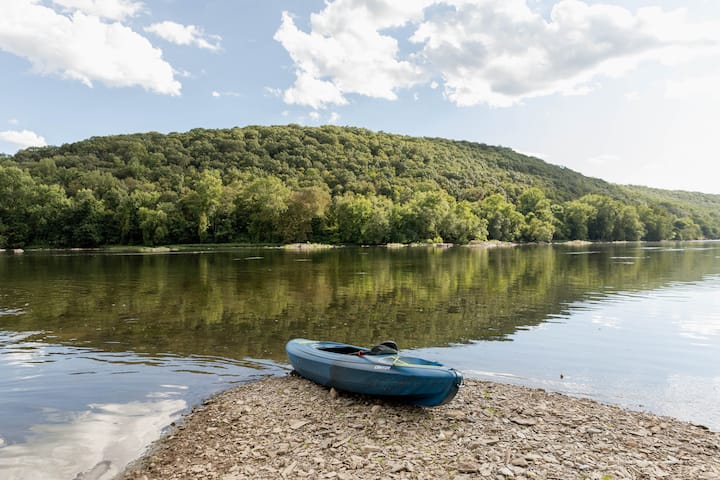 ‘Riverbend Retreat’ Pickleball! Hot Tub! Kayaks - New Buffalo, PA