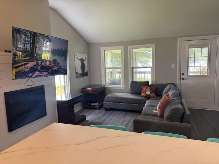 The Lakefront Cottage | Dock & Serene Lake Views - High Falls State Park, Jackson