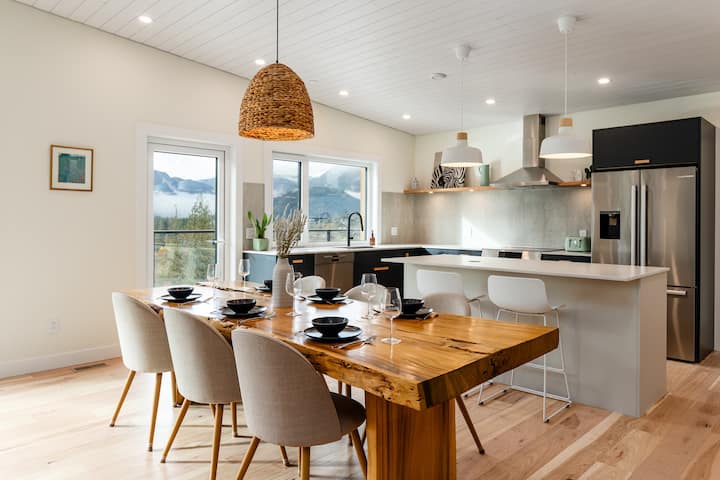 Modern Chalet With Stunning Mountain Views - Pemberton