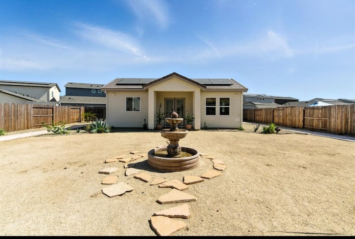 Paradise Found: Manteca Luxury Hideaway - Manteca, CA