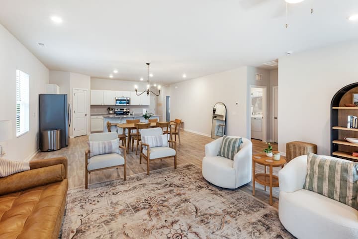 New Coastal Escape: 3br/2ba, Games & Fenced Yard - 볼리비아