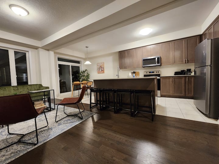 Cozy Home For 10 People! 3.5 Bathrooms! - 基奇納