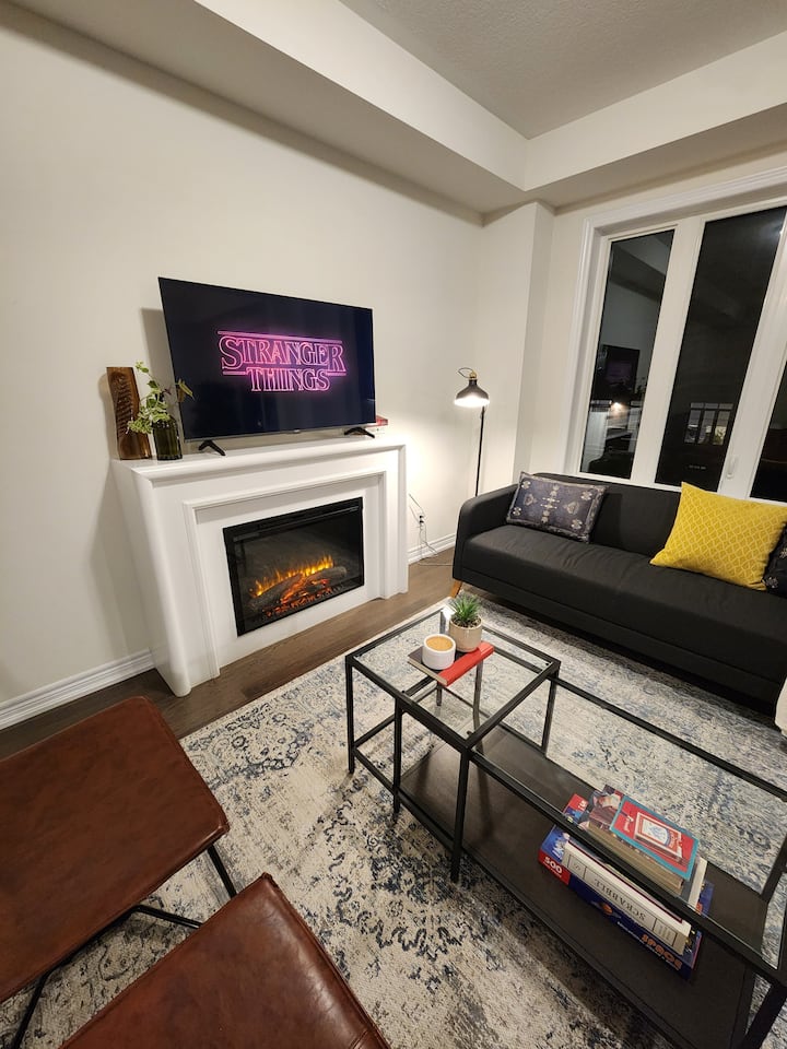 Cozy Home For 10 People! 3.5 Bathrooms! - Kitchener