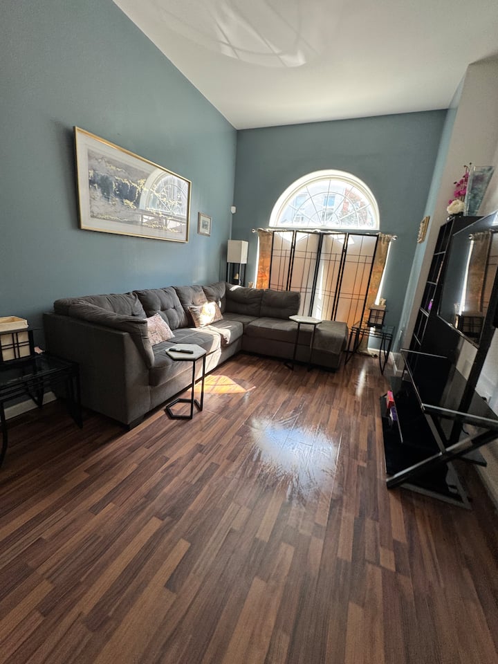 Huge 2 Bedroom Apt Free Street Parking (King Bed) - Baltimore